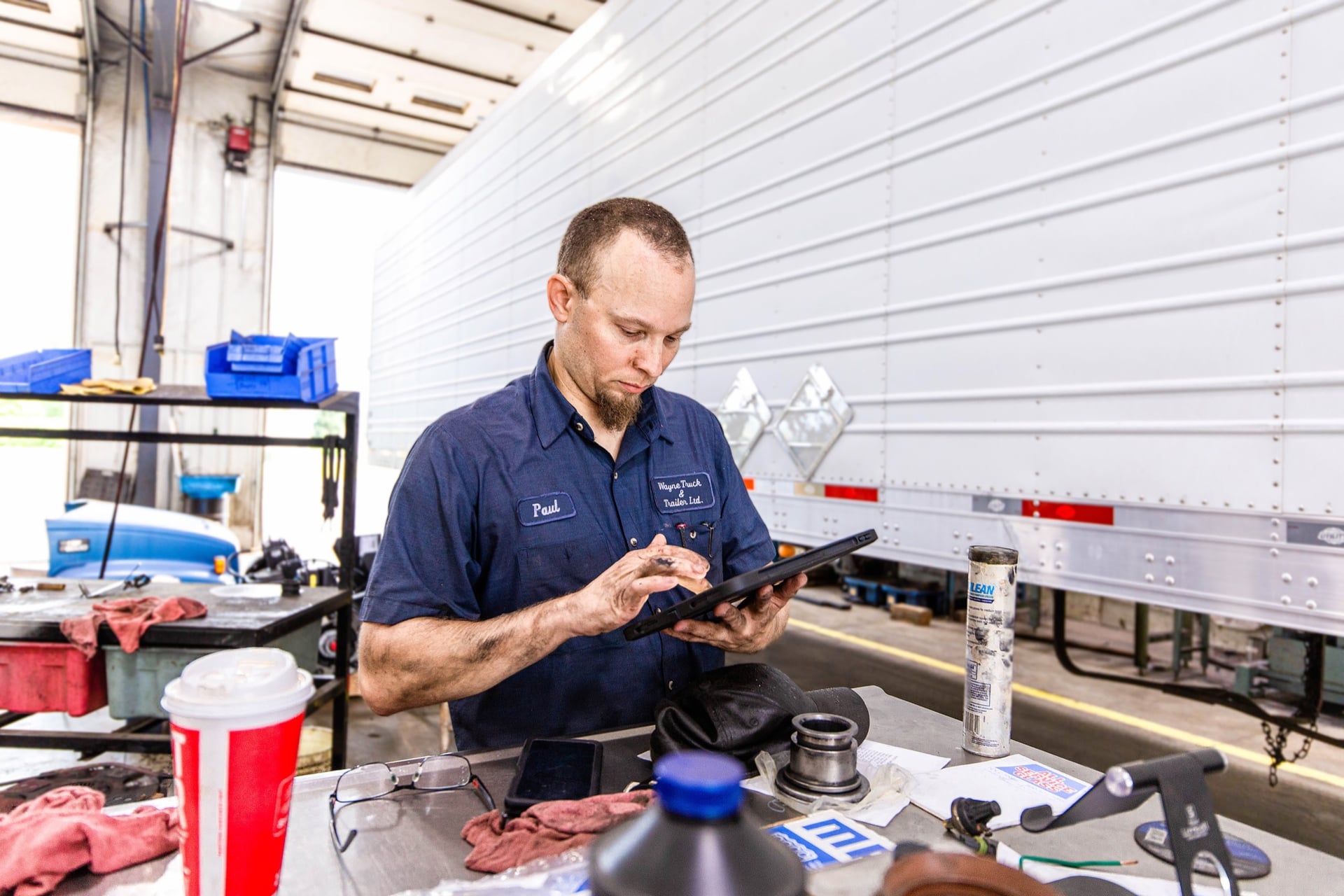 5 Warning Signs Your Lift Gate Needs Immediate Repair | Wayne Truck ...